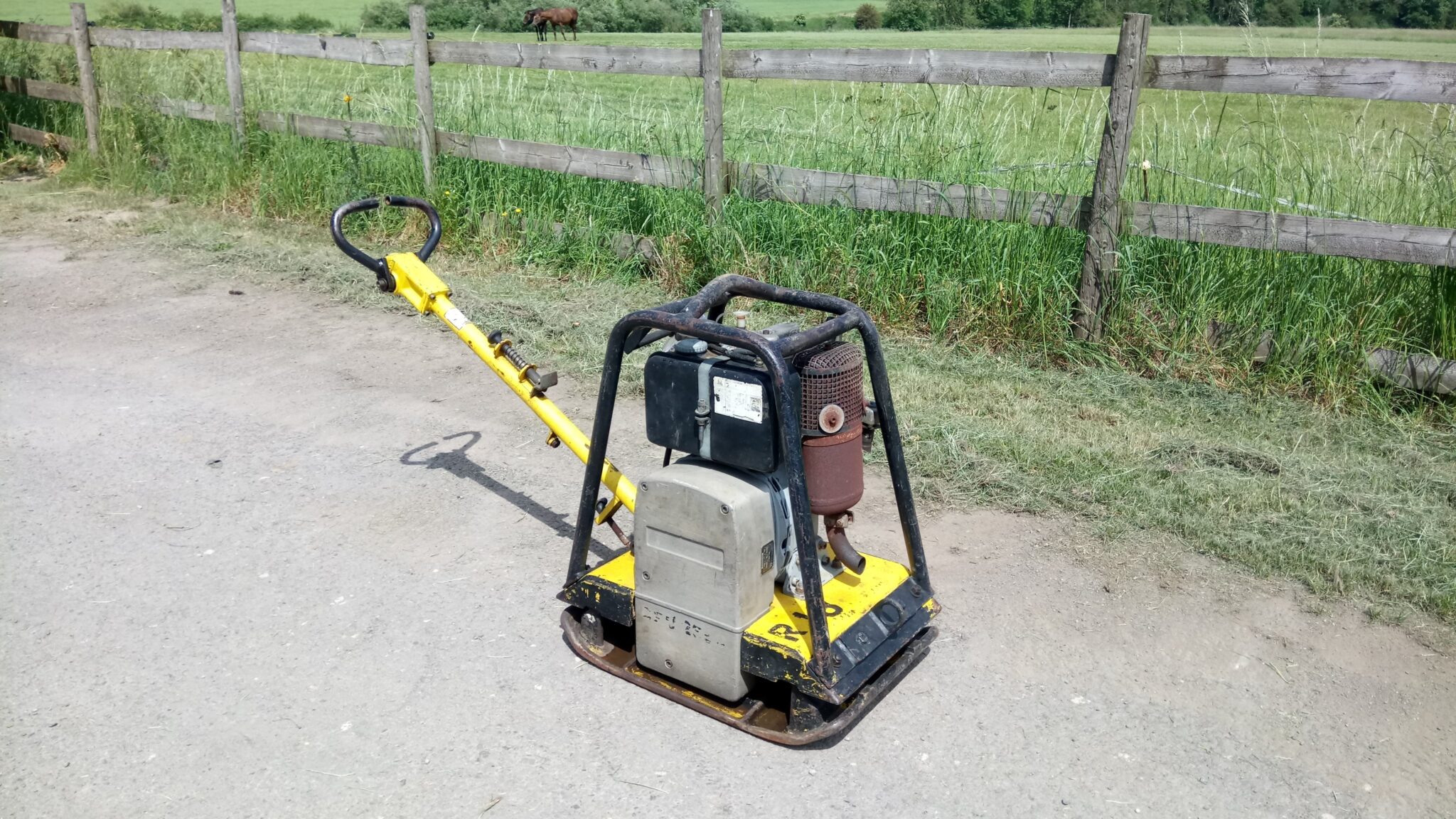 Compaction - 9 - DPU 2950H Diesel 19 Inch Wacker Plate | DAP HIRE